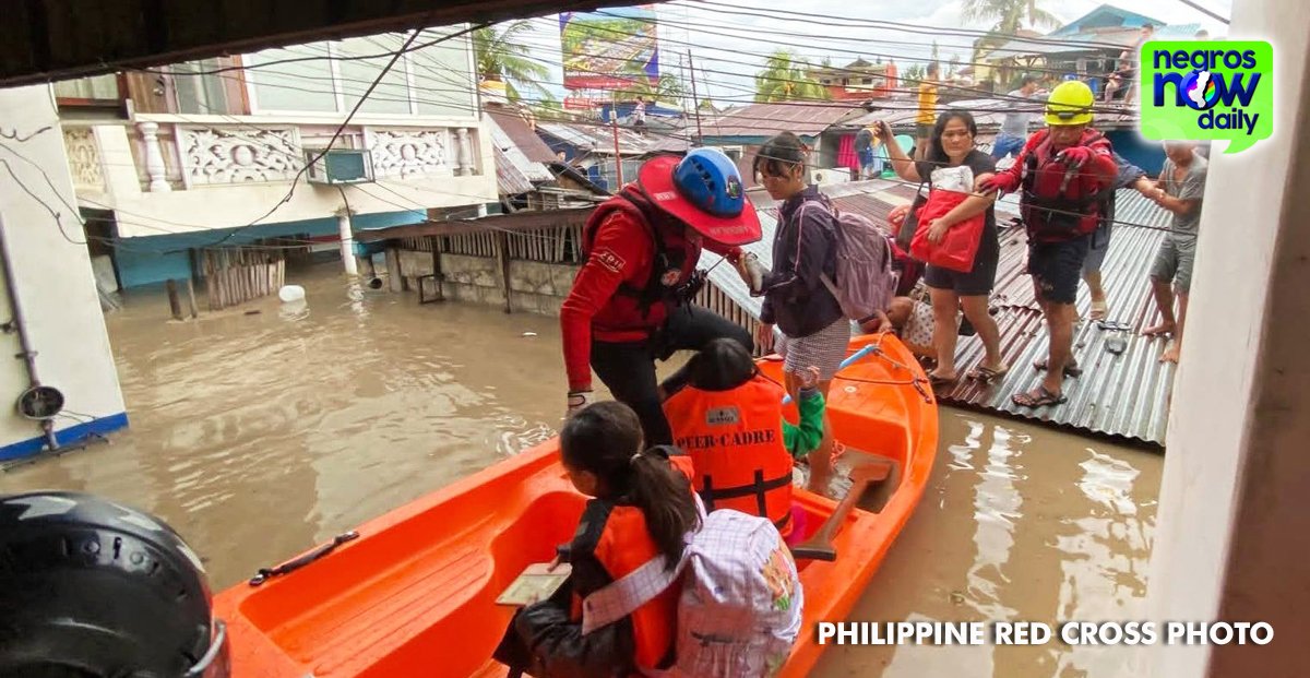 Floodwaters hit 31 barangays, displace 8,375 Bacolodnons